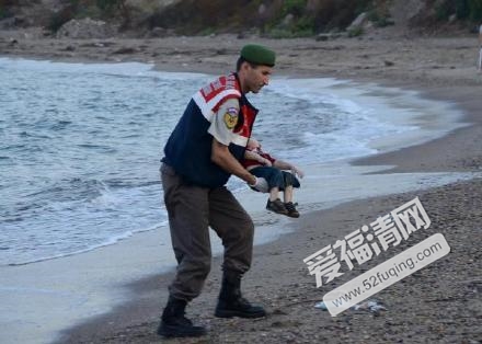 叙利亚3岁男童偷渡溺亡 伏尸海滩照片震撼全球(图)_忒有料